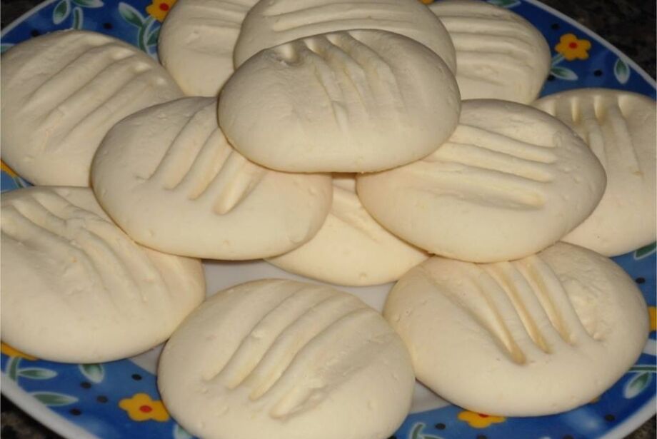 Veja como é fácil fazer esses biscoitinhos que derretem na boca ...