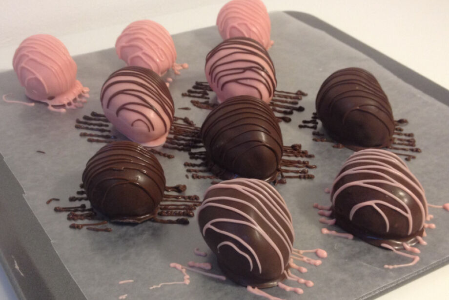 Aprenda a preparar os bombons de morango pra servir de sobremesa ...