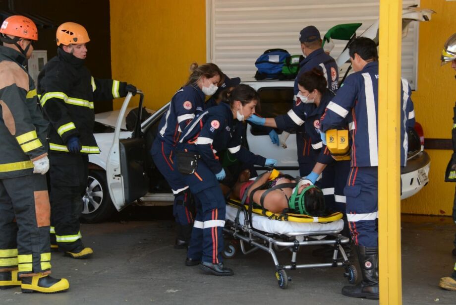 Mulher fica presa às ferragens após carro invadir choperia e bater em muro - Correio do Estado