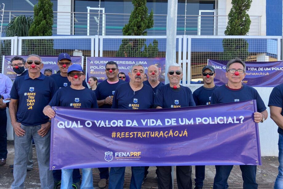 Fantasiados De Palhaços Policiais Cobram Resposta De Bolsonaro Sobre
