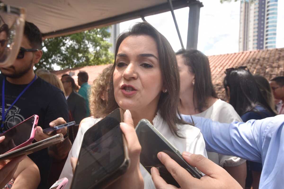 "Este ano não temos caixa", diz prefeita, afirmando que não irá pagar reajuste aos professores ...