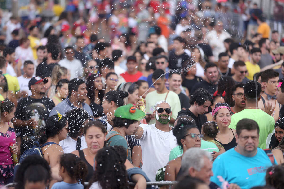 Multidão ocupa ruas da Esplanada em cinco dias de festa na Capital ...