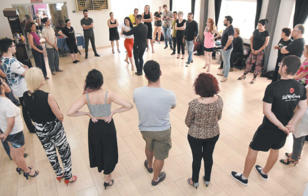 Clube focado em tango celebra primeiro aniversário com baile - Correio ...