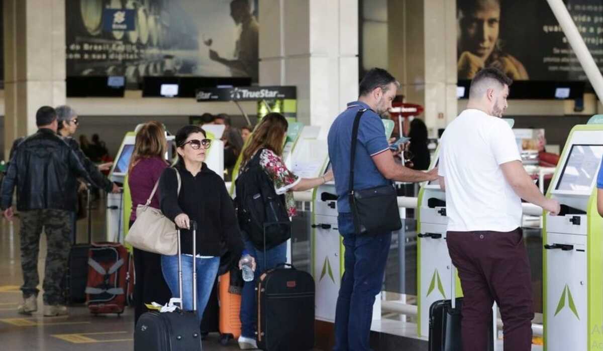 Com voos cancelados, aeroporto de Porto Alegre permanece fechado ...