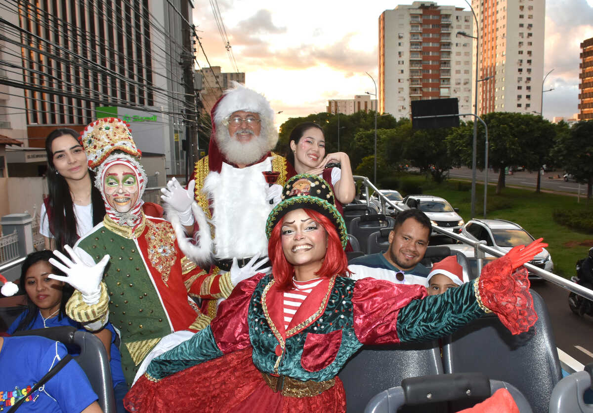 Papai Noel leva crianças de comunidade para iniciar celebrações de ...