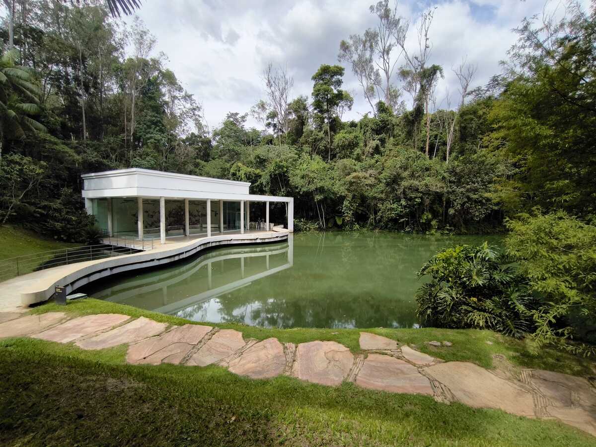 Conheça a experiência de ficar hospedado em Inhotim, o maior museu a ...