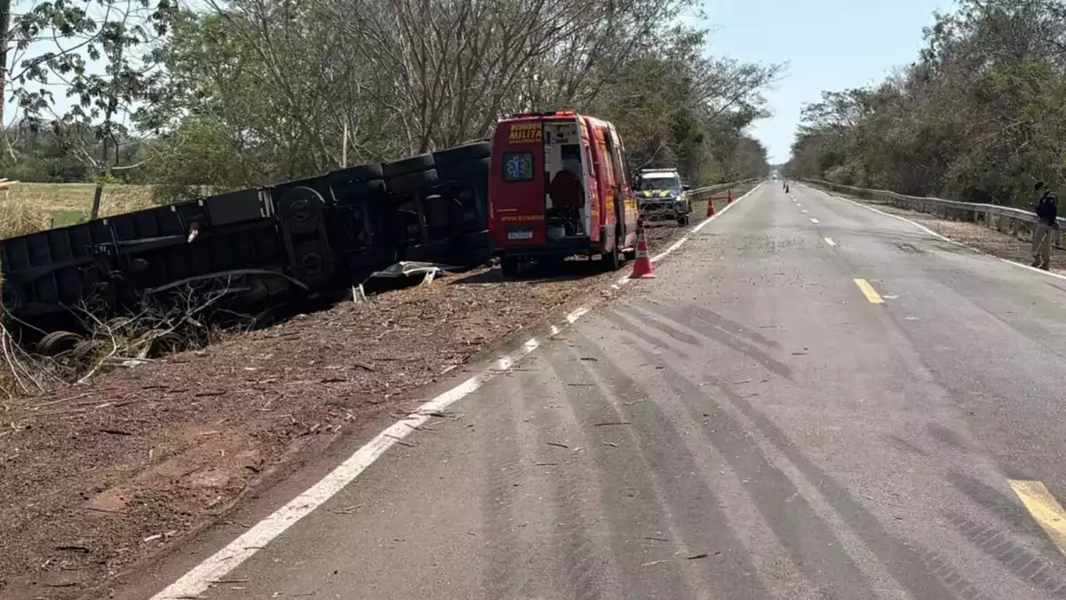Carreta tomba e motorista fica preso as ferragens e morre na BR-262 - Correio do Estado
