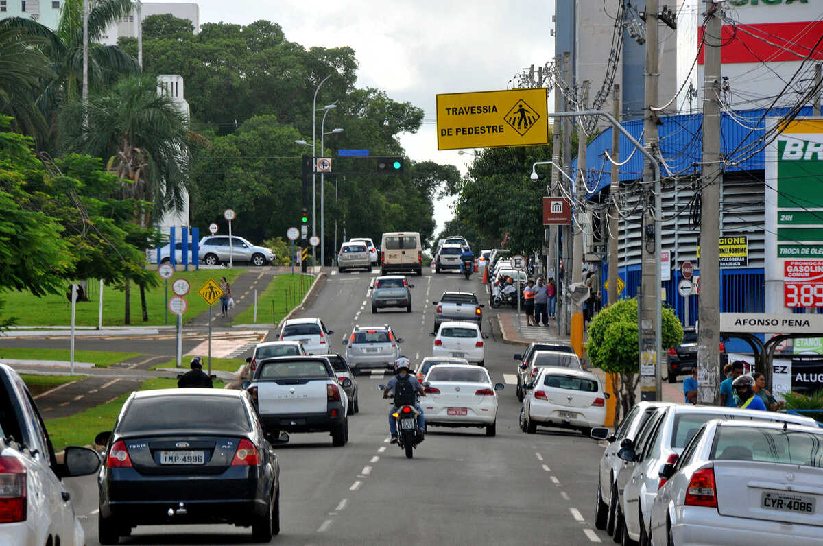 Lesbienne sous la table tenue dominatrice
