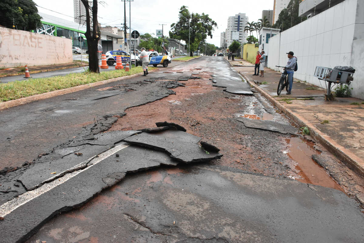 Pela segunda vez em dois meses, chuva arranca asfalto na Rachid Neder ...