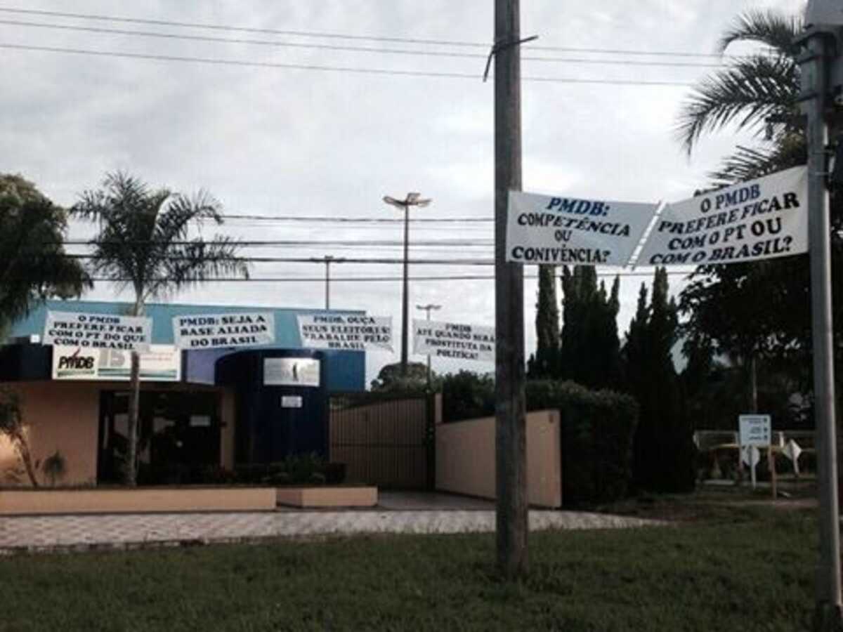 Depois de confirmar apoio, sede do PMDB amanhece com faixas - Correio ...