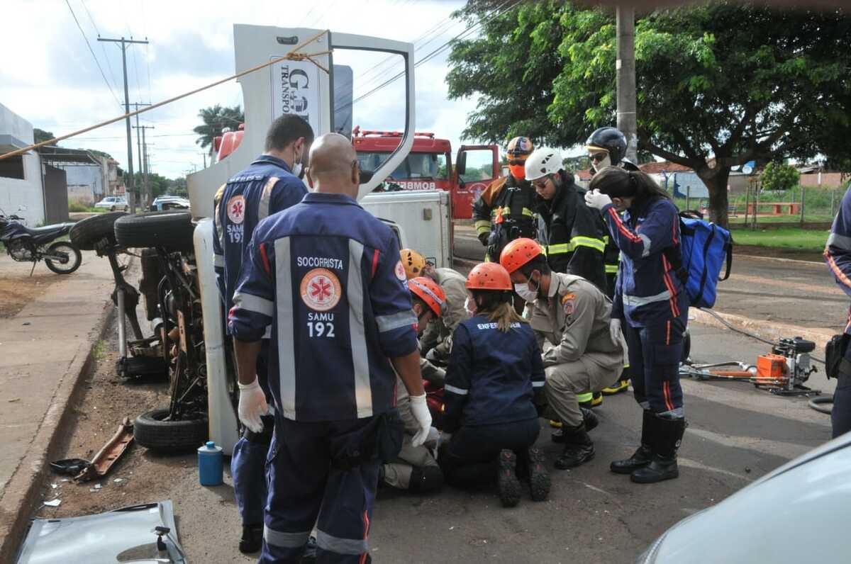 Homem fica retido em caminhão depois de acidente em cruzamento ...