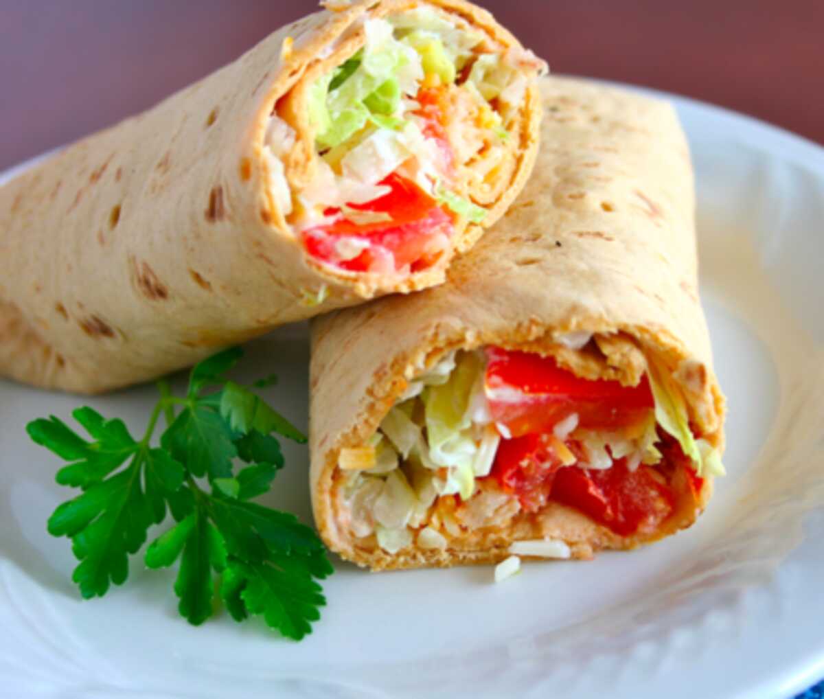 Conhecido como pão folha, o wrap pode ser feito com vários recheios ...