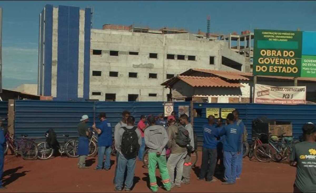 Trabalhadores que atuam em obra do Regional paralisam atividades - Correio do Estado