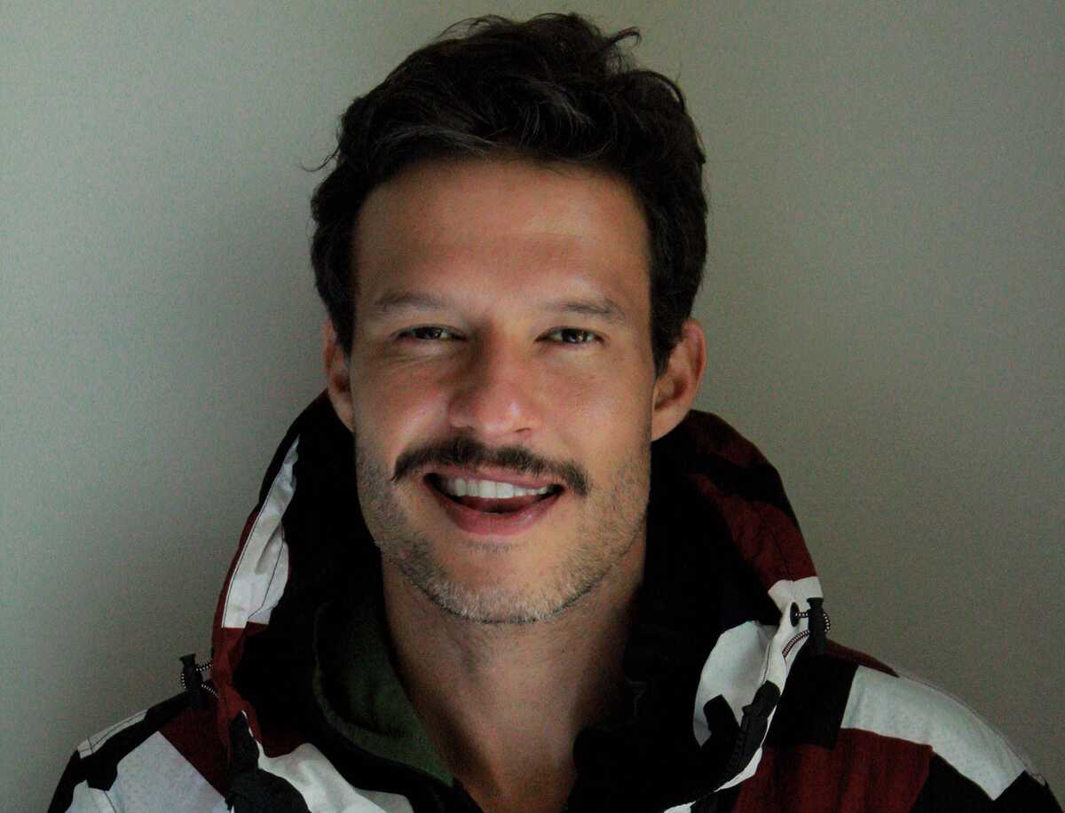 O ator Nando Rodrigues experimenta o humor em "Vai Que Cola", no ...